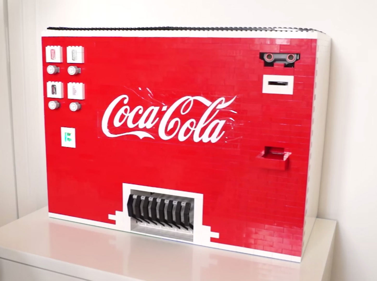 Colablikjes trekken uit een LEGO automaat - GadgetGear.nl